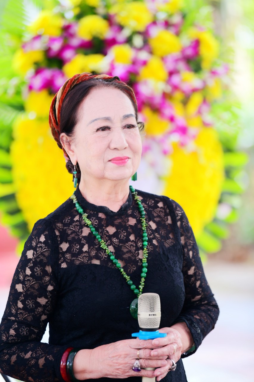 NSƯT Hồng Vân ở tuổi 74: Tôi vẫn yêu nghệ thuật như ngày đầu