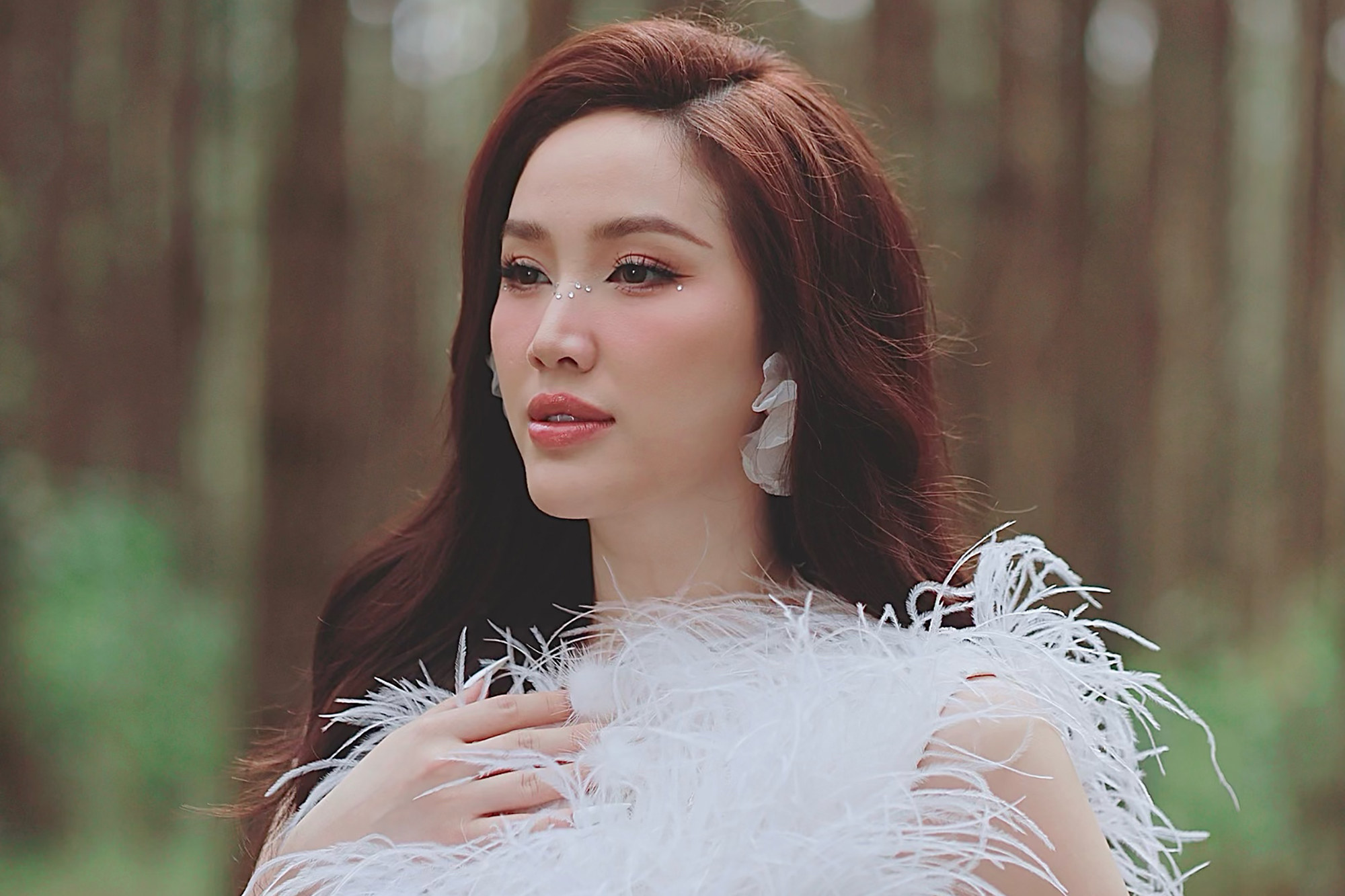 Bảo Thy ra MV tái xuất sau 4 năm, kết hợp với Nam vương Thái Lan