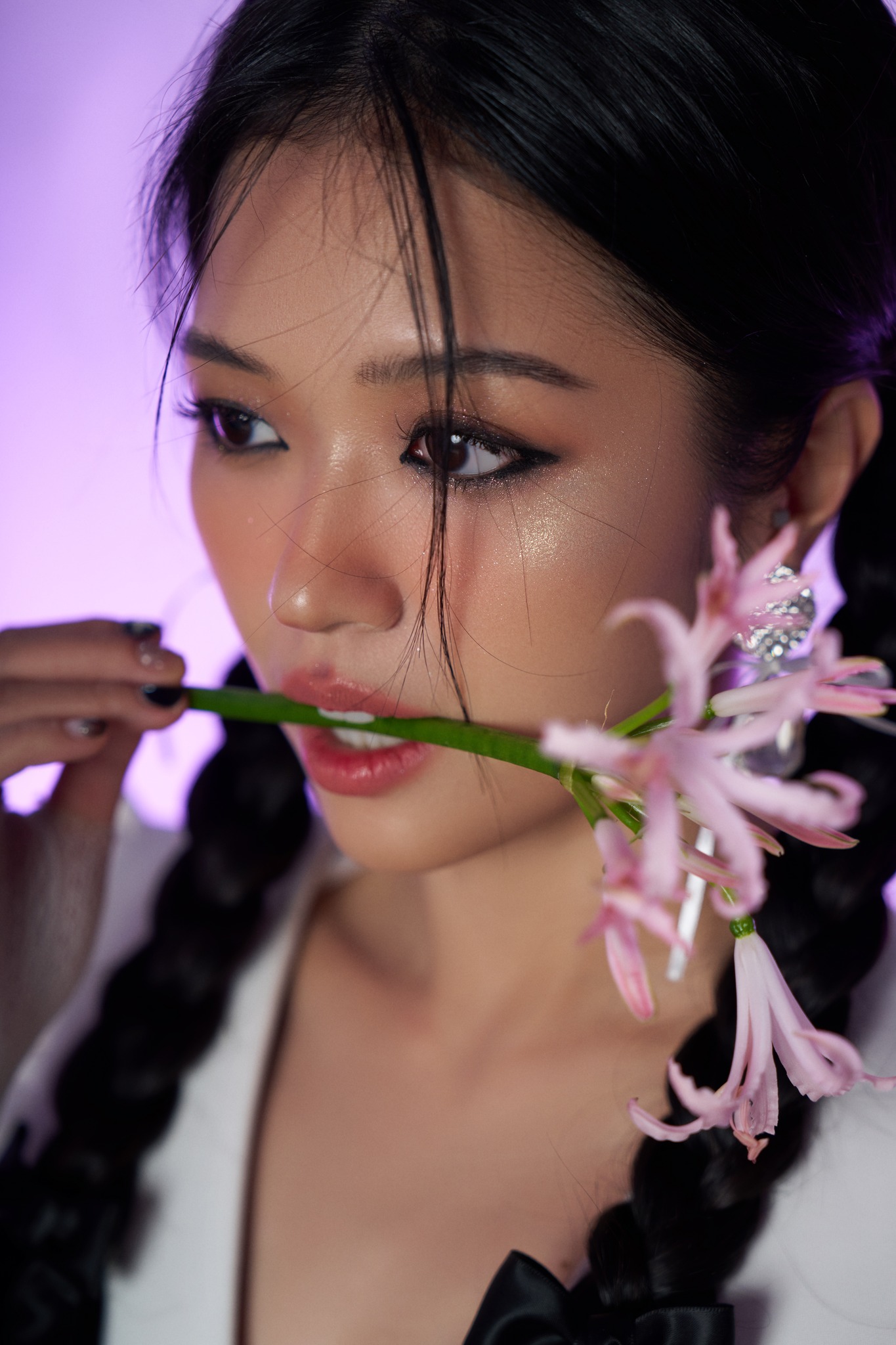 Suni Hạ Linh 'khoe khéo' gia đình có bố mẹ, chị gái đều là nghệ sĩ múa