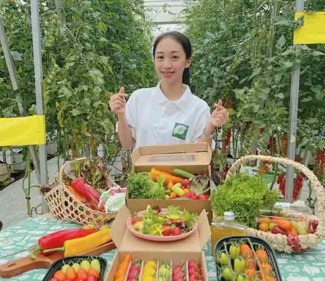 Kinh doanh thời đại số: Con gà, cá cảnh... lên livestream