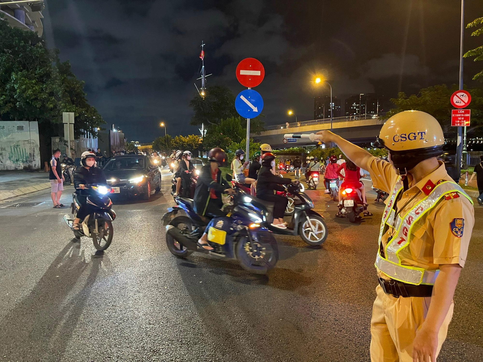 CSGT được trang bị vũ khí, công cụ hỗ trợ nào khi tuần tra kiểm soát?