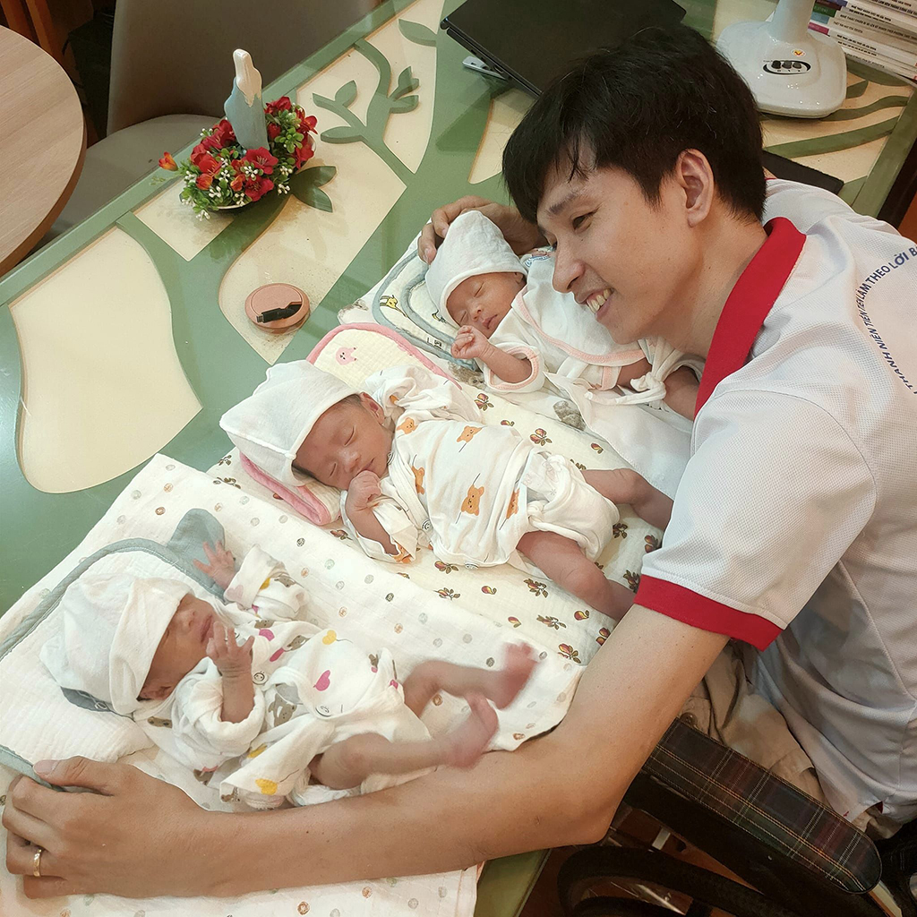 Người cha ngồi xe lăn chăm 3 con sinh non