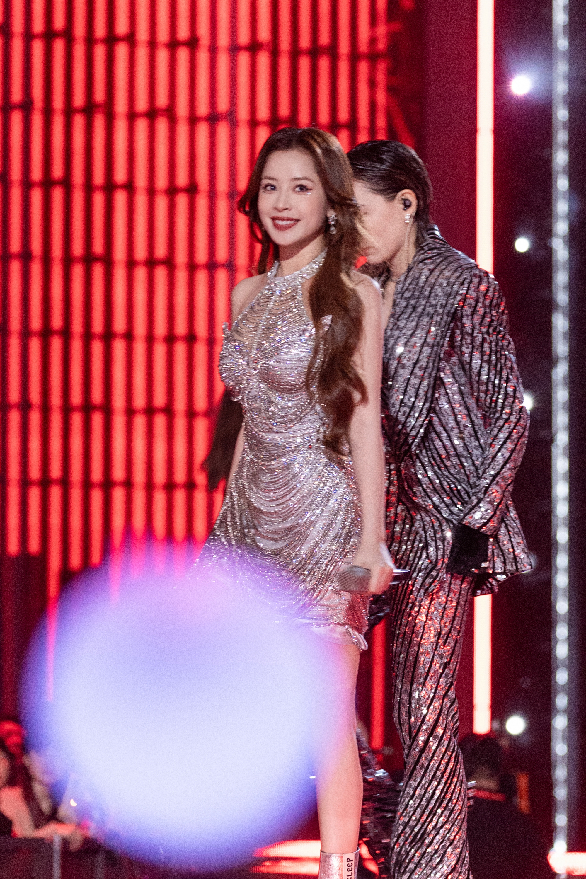 Chi Pu khoe nhan sắc rạng rỡ khi diễn cùng loạt sao Hoa ngữ