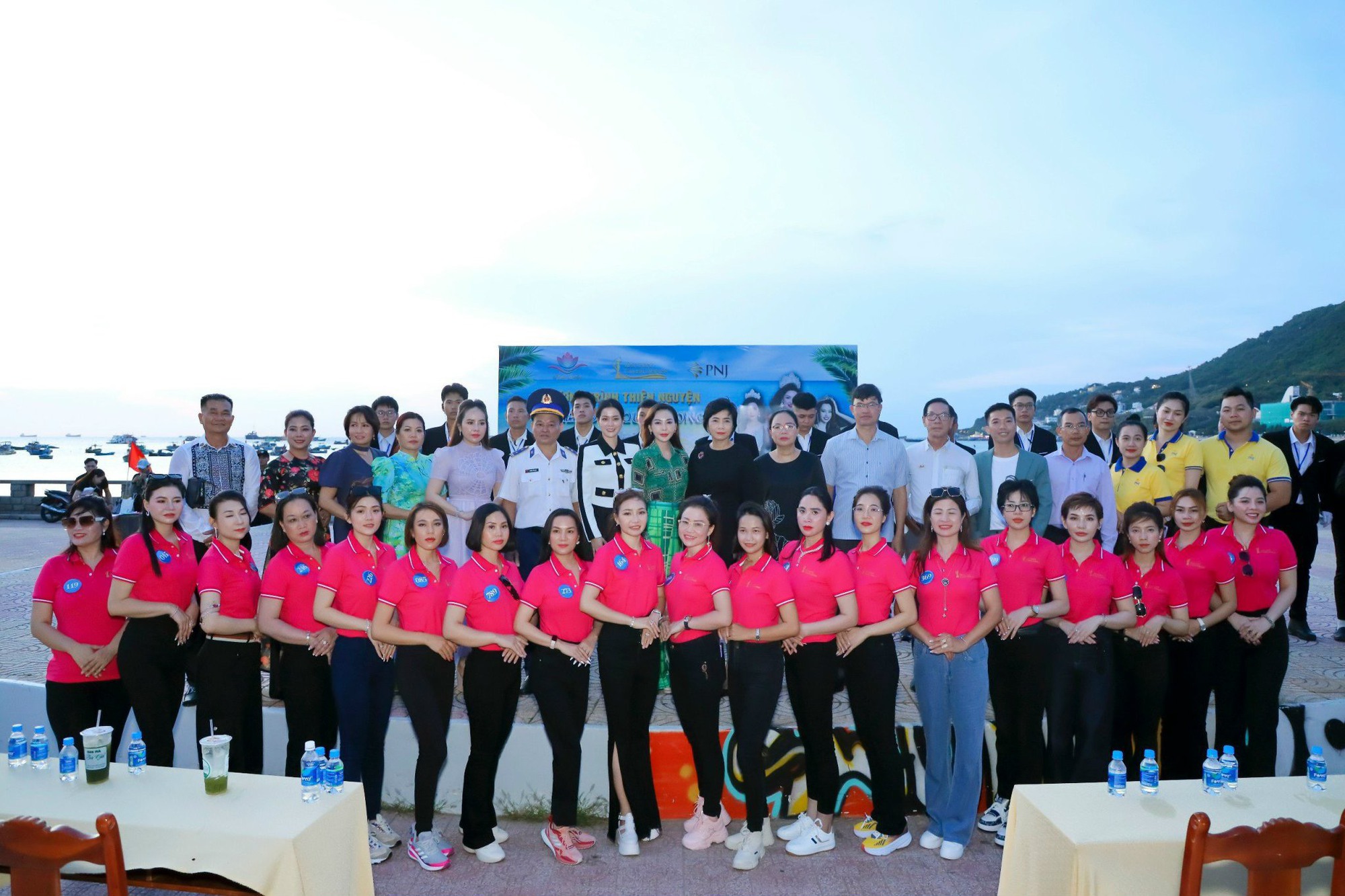 Thí sinh HHDN Du lịch Biển 2023 trao quà cho ngư dân có hoàn cảnh khó khăn