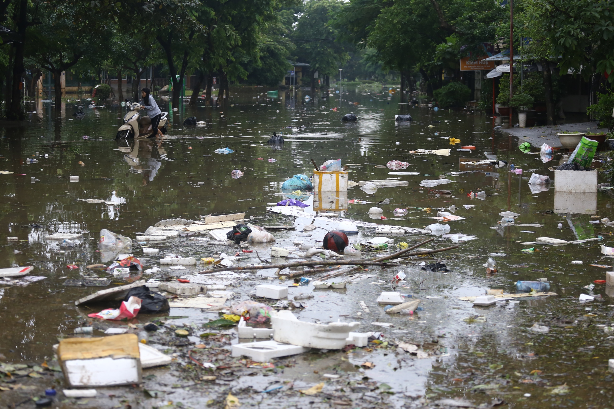 Bộ đội, thanh niên cùng giúp dân dọn bùn non sau mưa lũ