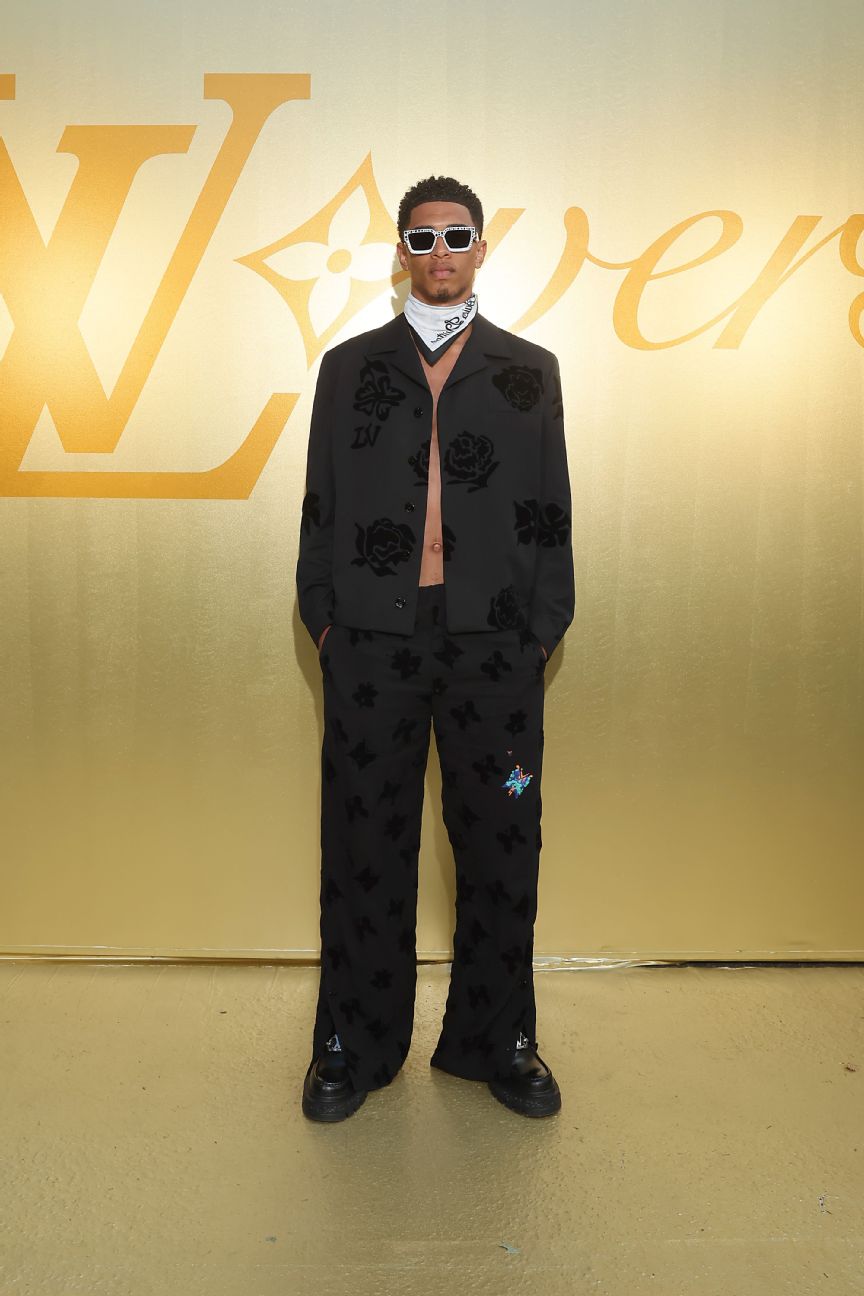 Jude Bellingham 'khoe' quần ống rộng của Louis Vuitton tại Lễ trao giải ...