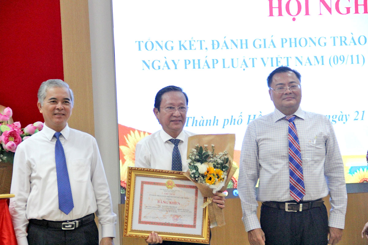 Lãnh đạo SAWACO được tặng bằng khen về triển khai ngày pháp luật Việt Nam