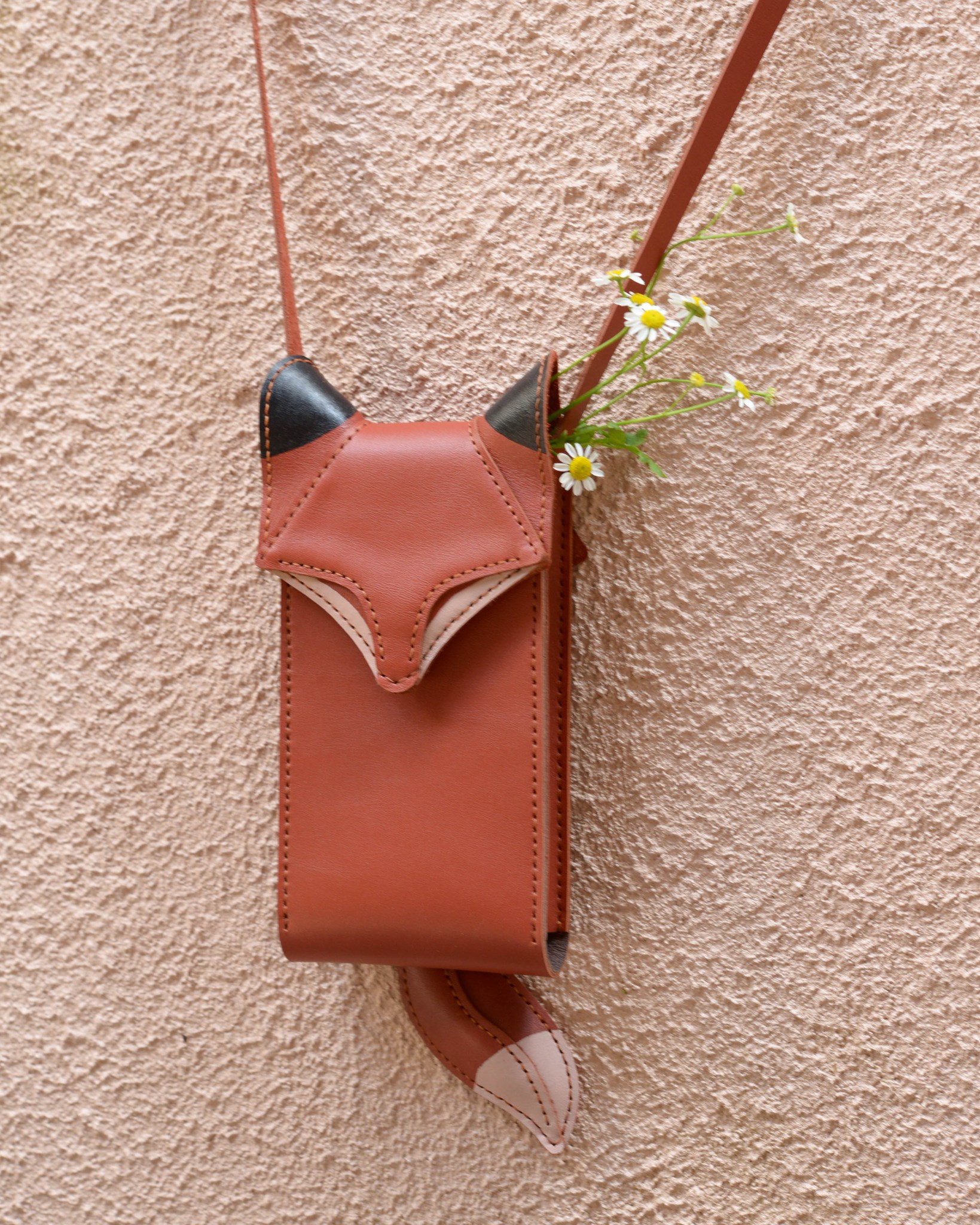 Đậm dấu ấn cá nhân, đẹp khác lạ, đồ da handmade hút giới công sở