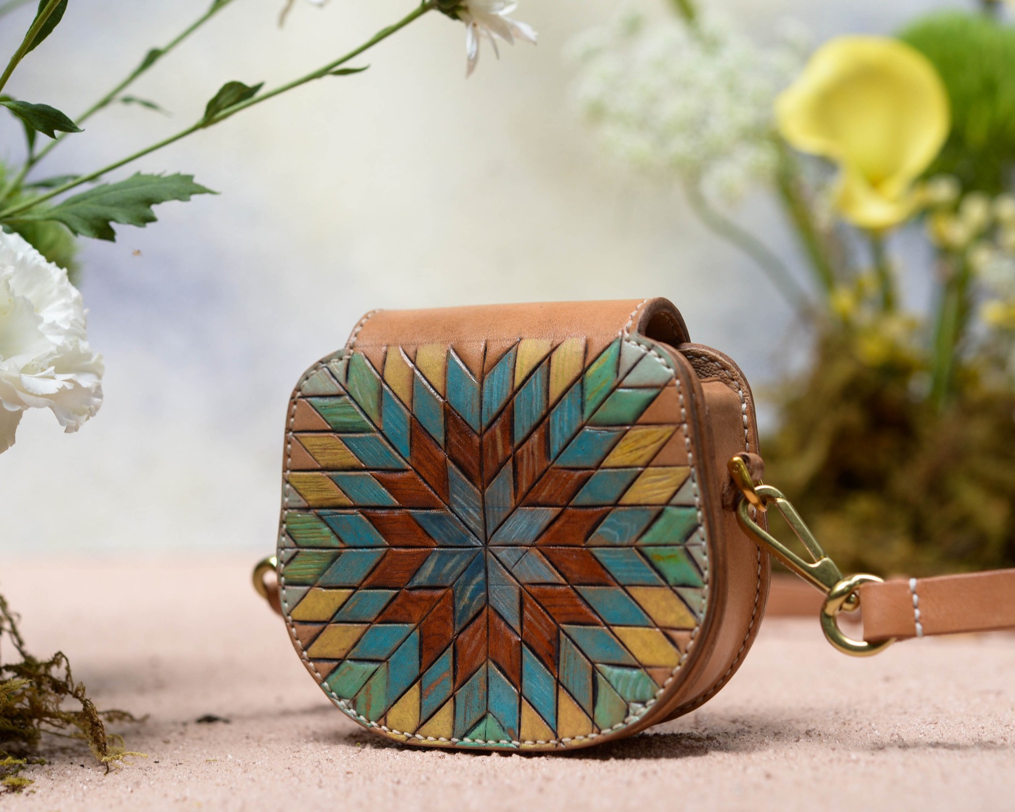 Đậm dấu ấn cá nhân, đẹp khác lạ, đồ da handmade hút giới công sở