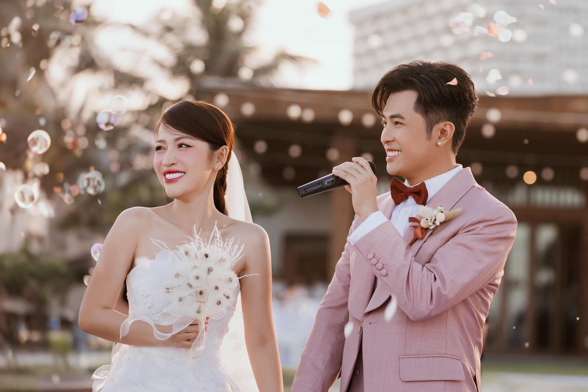 Hoa cưới bồ công anh của Gin Tuấn Kiệt và Puka không bị gió thổi bay?