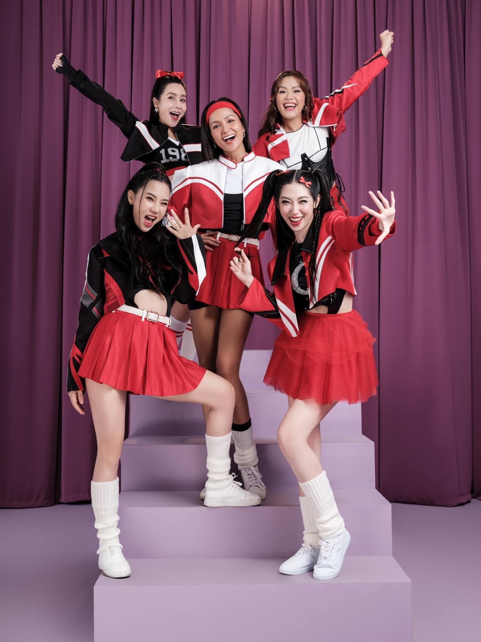 Phương Vy bị Mỹ Linh 'cảnh cáo' vì màn vũ đạo nguy hiểm