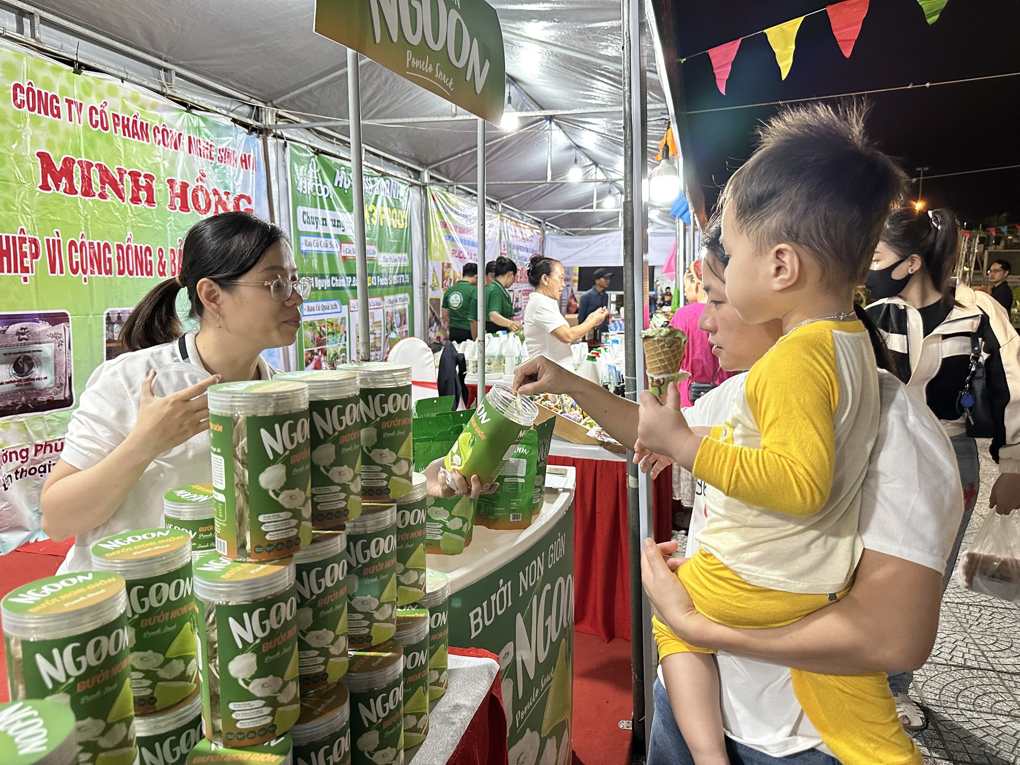 Thưởng thức đặc sản Nam Ô tại hội chợ sản phẩm đặc trưng