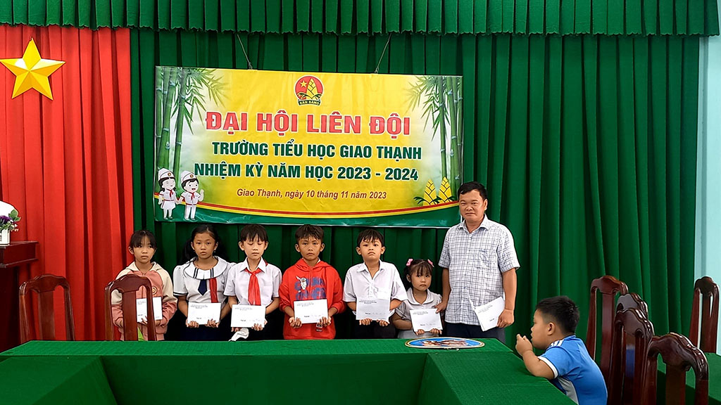 Chuyện tử tế: Thầy Hận và nhóm thiện nguyện Miệt Cồn