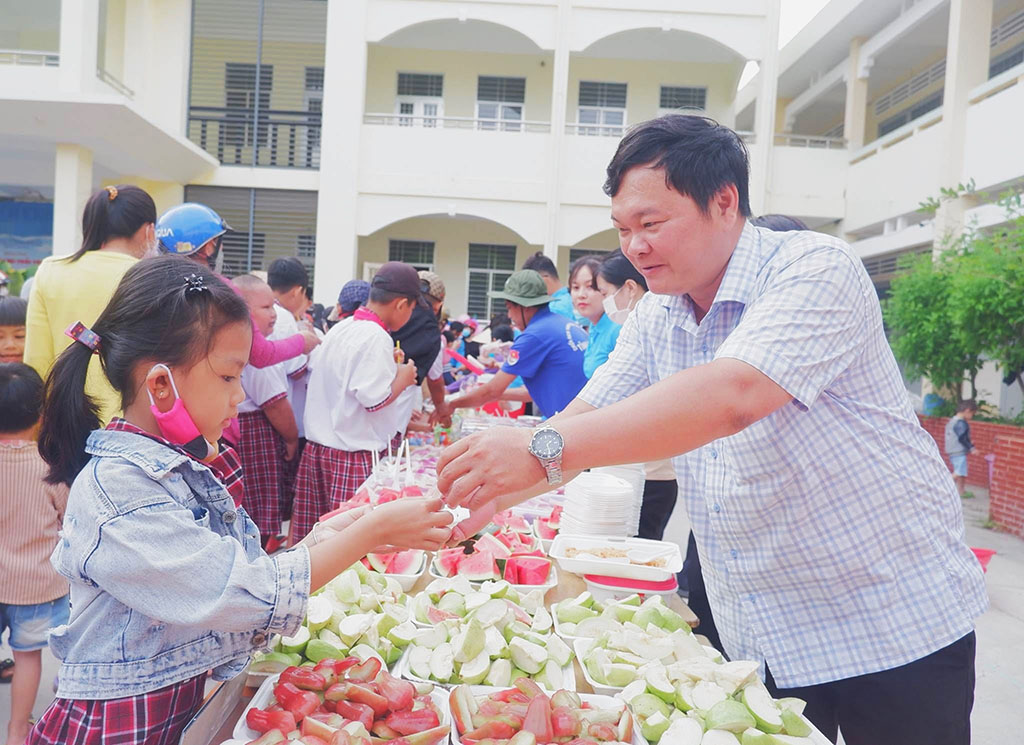 Chuyện tử tế: Thầy Hận và nhóm thiện nguyện Miệt Cồn