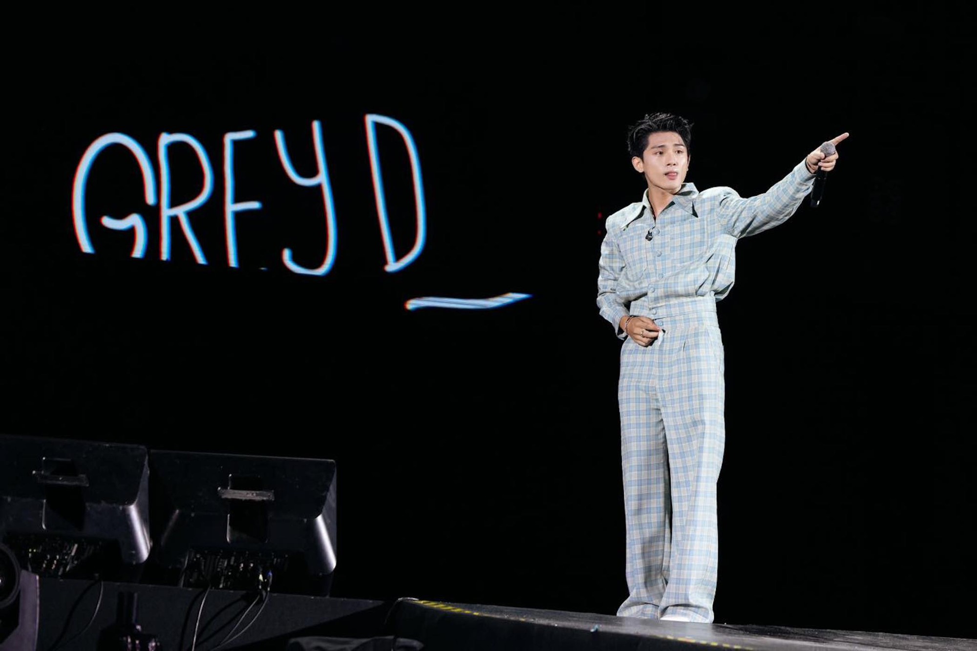 Grey D lập kỷ lục trước thềm biểu diễn chung sân khấu với Maroon 5