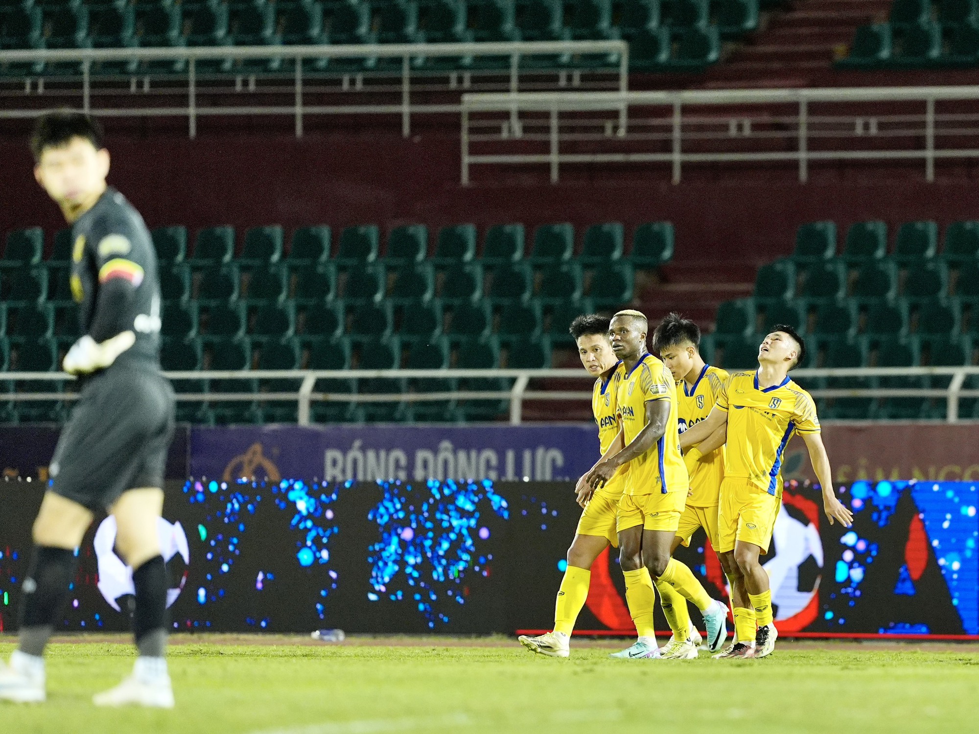 CLB TP.HCM bắt được ‘vàng’ trên sân nhà, HLV vẫn lắc đầu: Đội tôi chơi ...