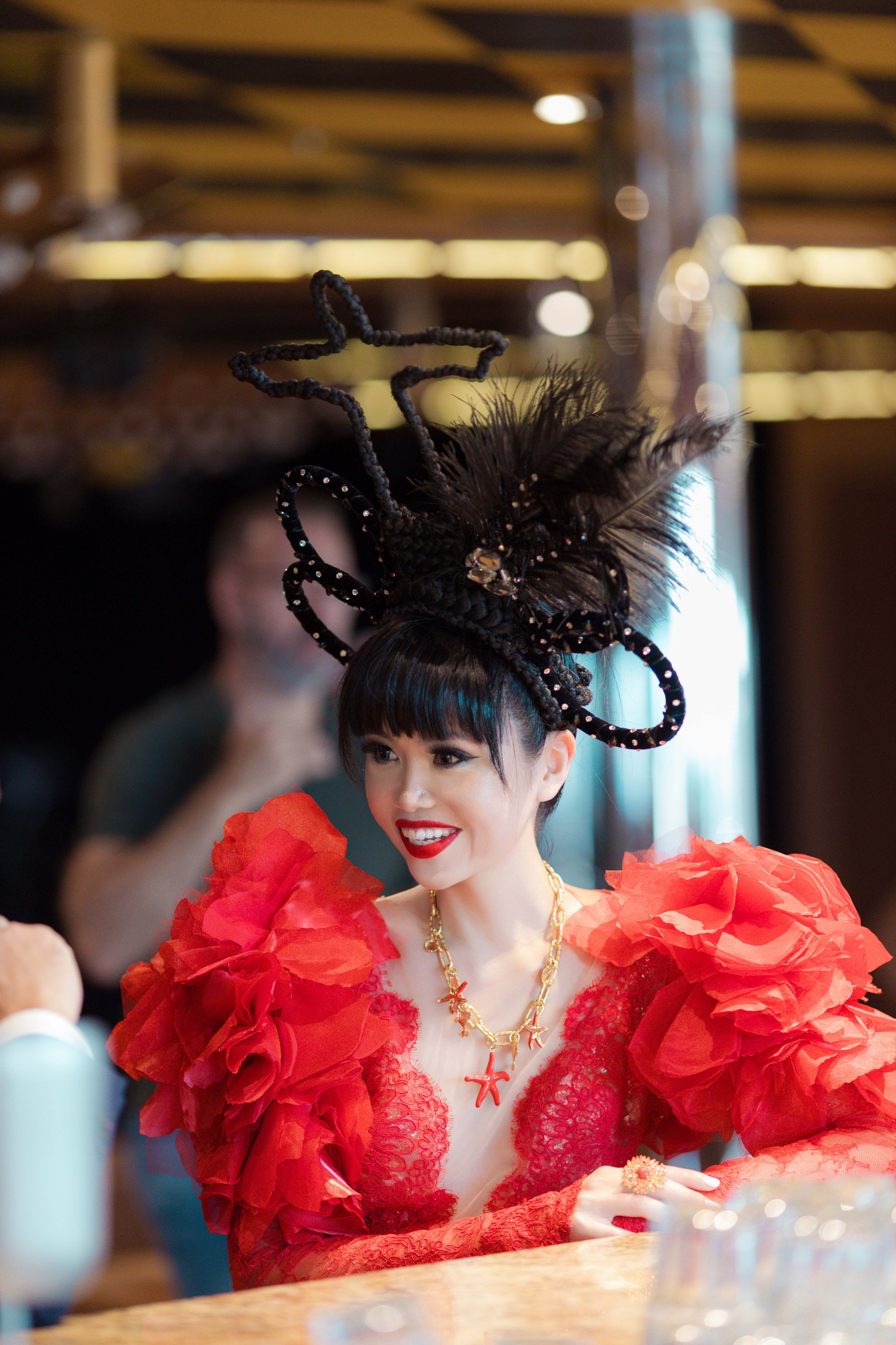 Jessica Minh Anh táo bạo diện áo dài cùng kiểu tóc mang biểu tượng Rio ...