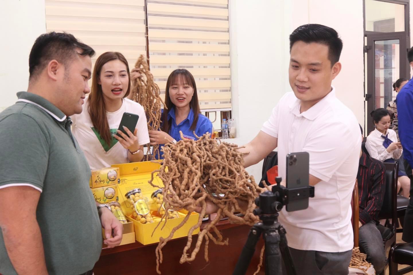 Thanh niên Quảng Ninh hỗ trợ nông dân livestream tiêu thụ sản phẩm OCOP