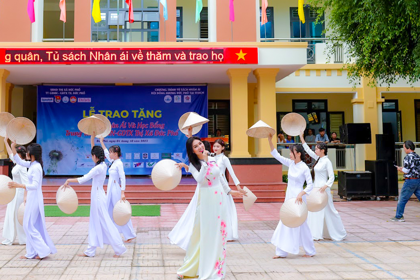 Ca sĩ Kavie Trần: Con riêng của chồng sắp cưới yêu quý và tôn trọng tôi