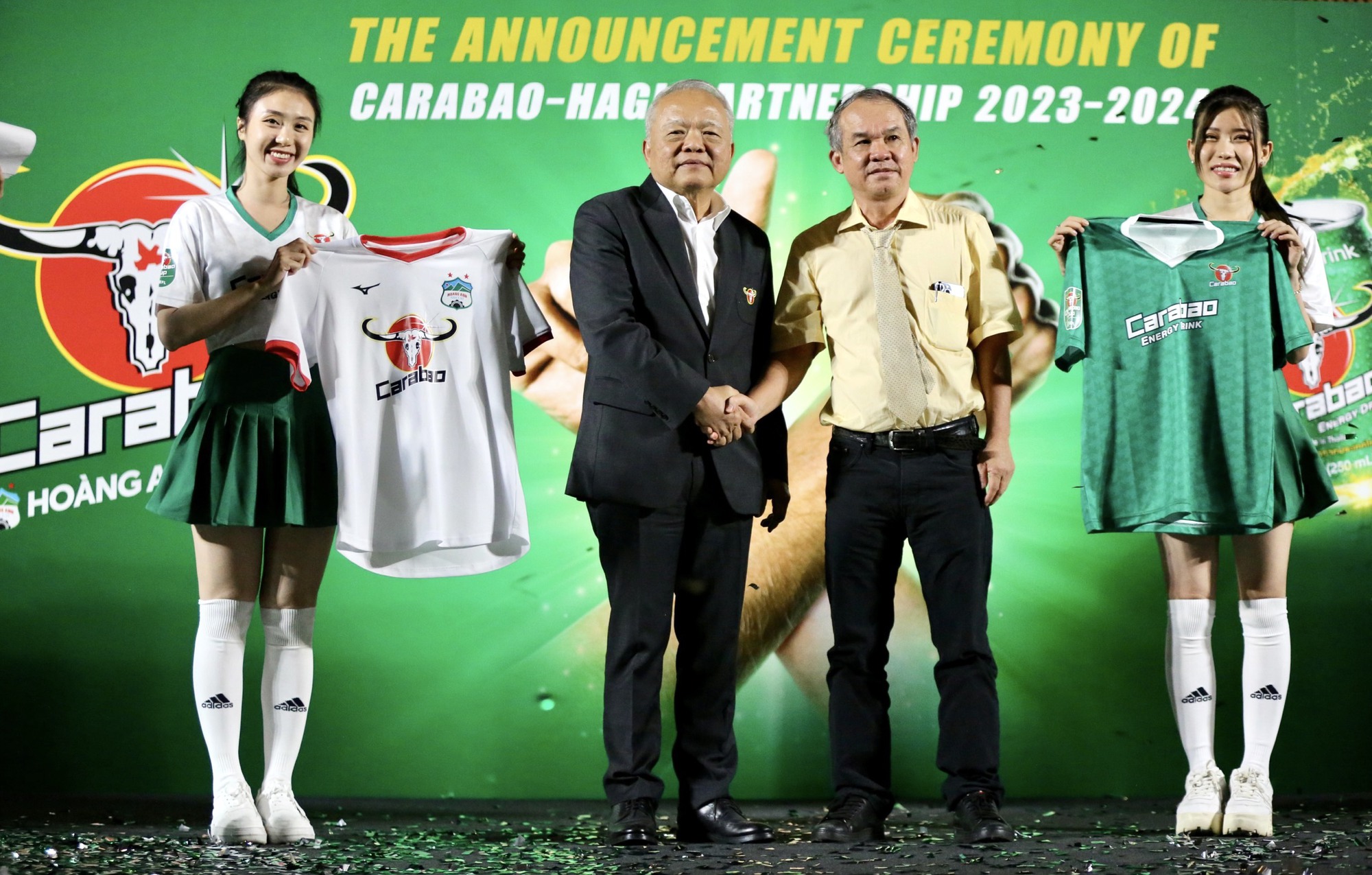 Đối tác HAGL sang Anh đem 'giải bóng đá Carabao Club' về Việt Nam