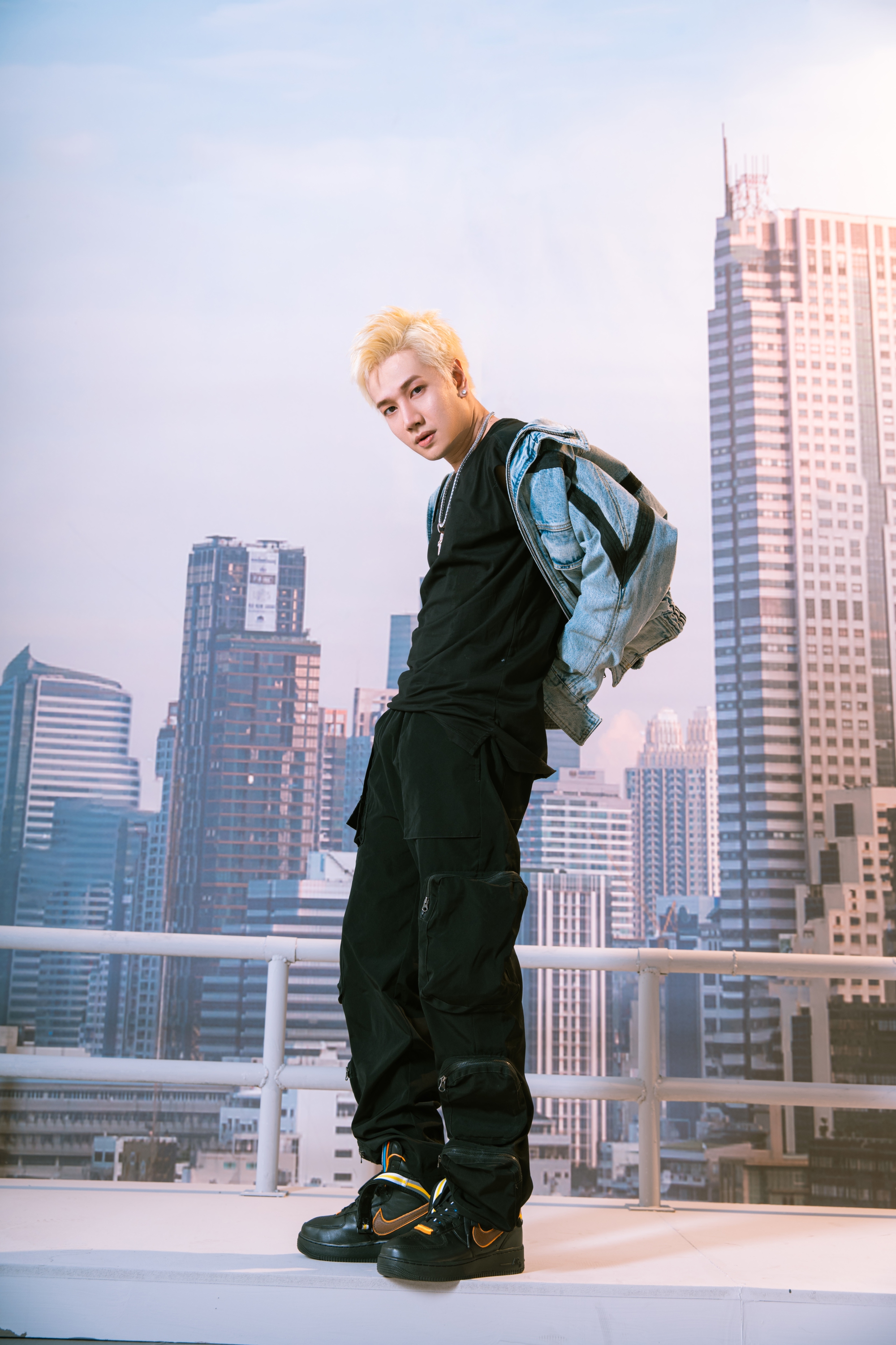 Lou Hoàng trở lại sau thời gian gặp vấn đề sức khỏe