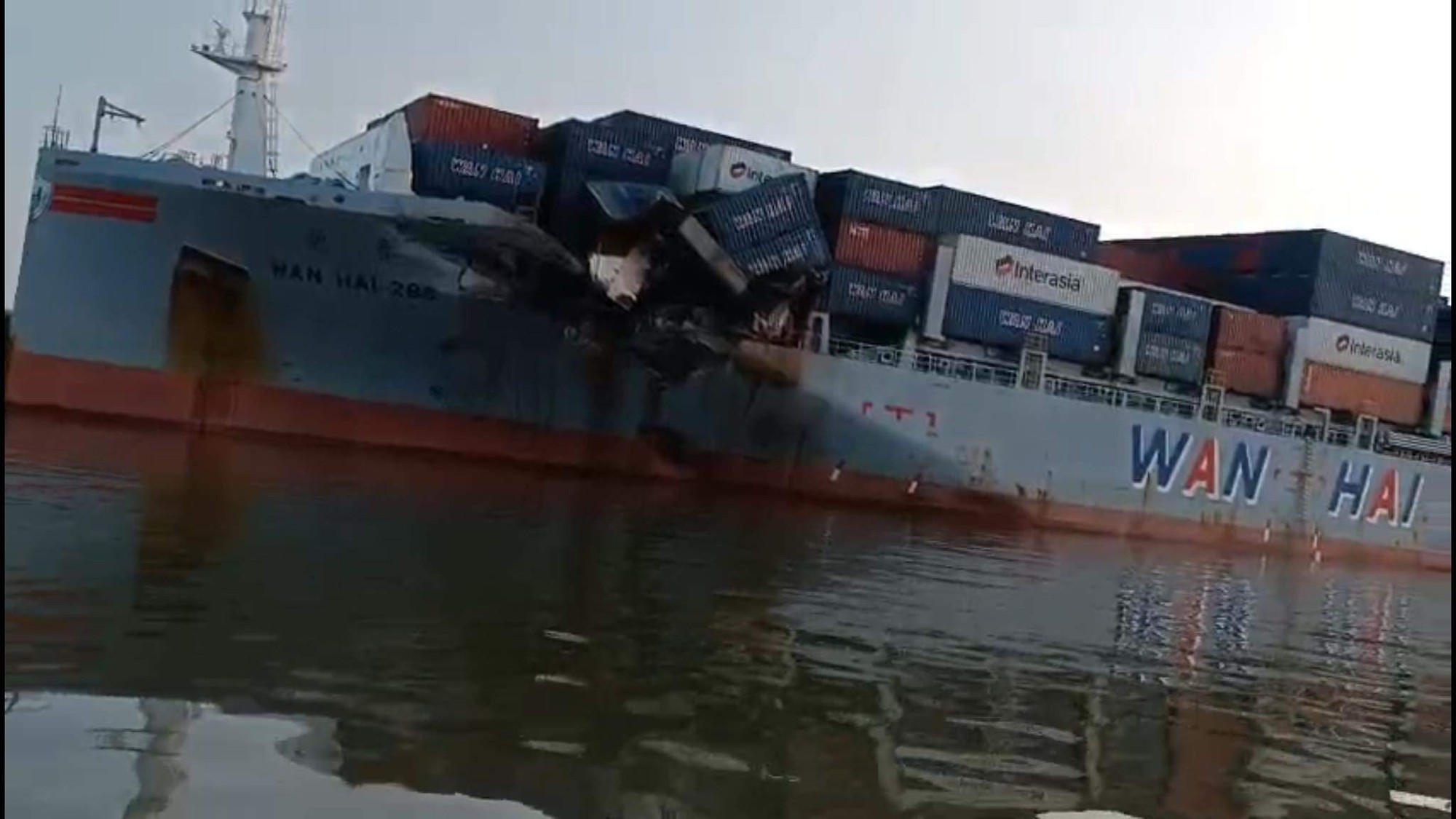 TP.HCM: 2 tàu container va chạm trên sông, nhiều người thoát nạn