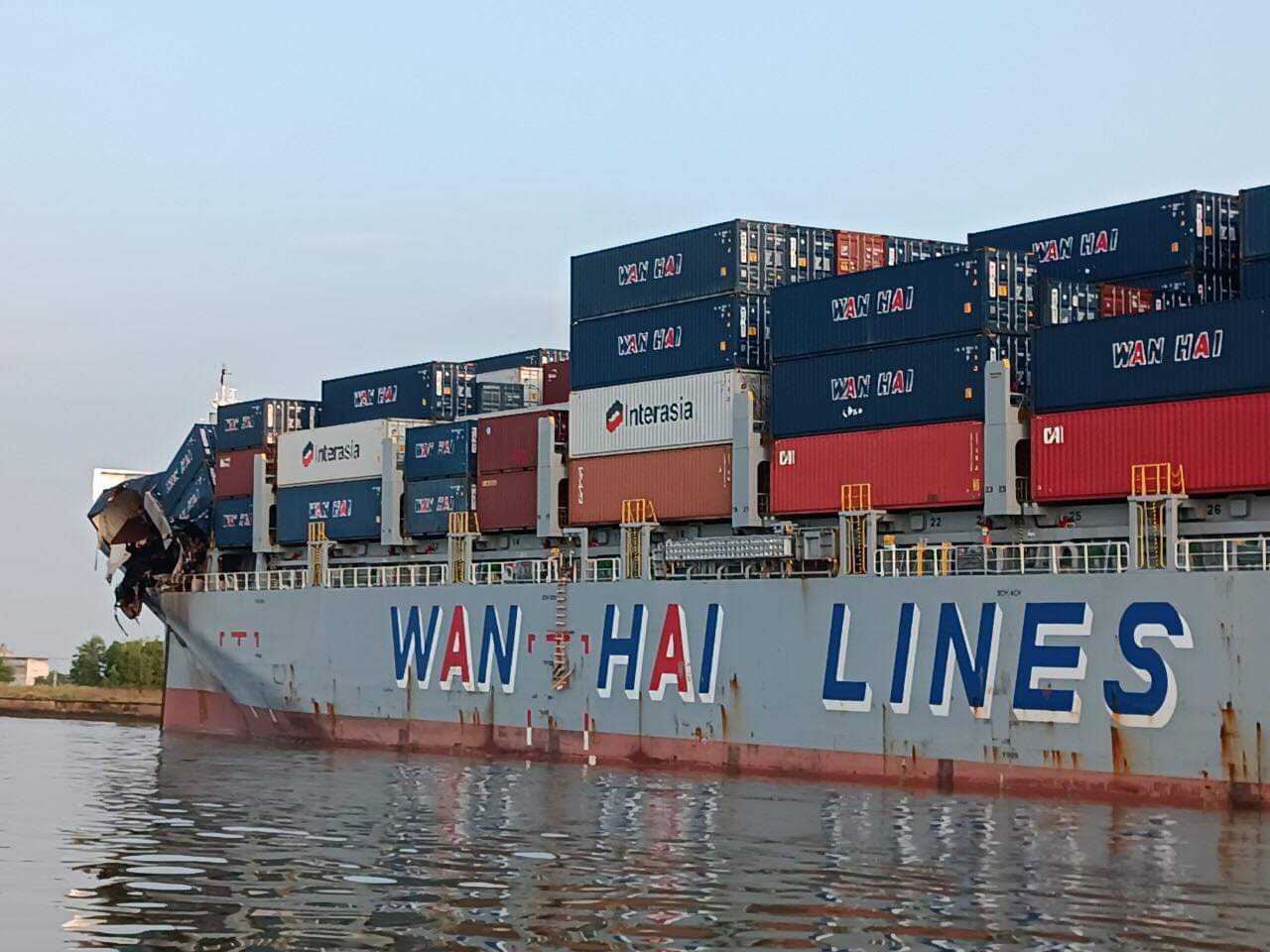 TP.HCM: 2 tàu container va chạm trên sông, nhiều người thoát nạn