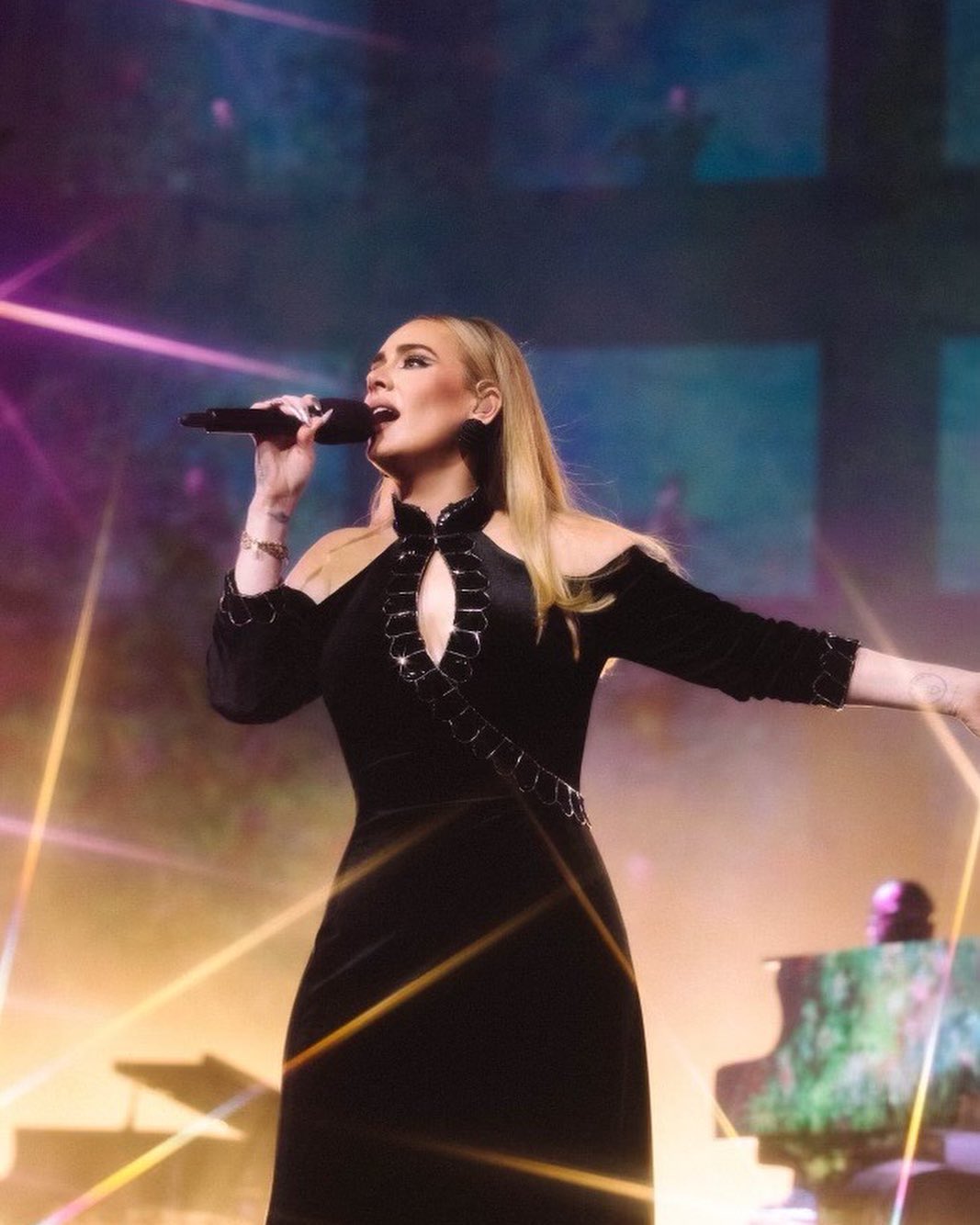 The series of black evening dresses not only helps the English nightingale look more elegant and ...