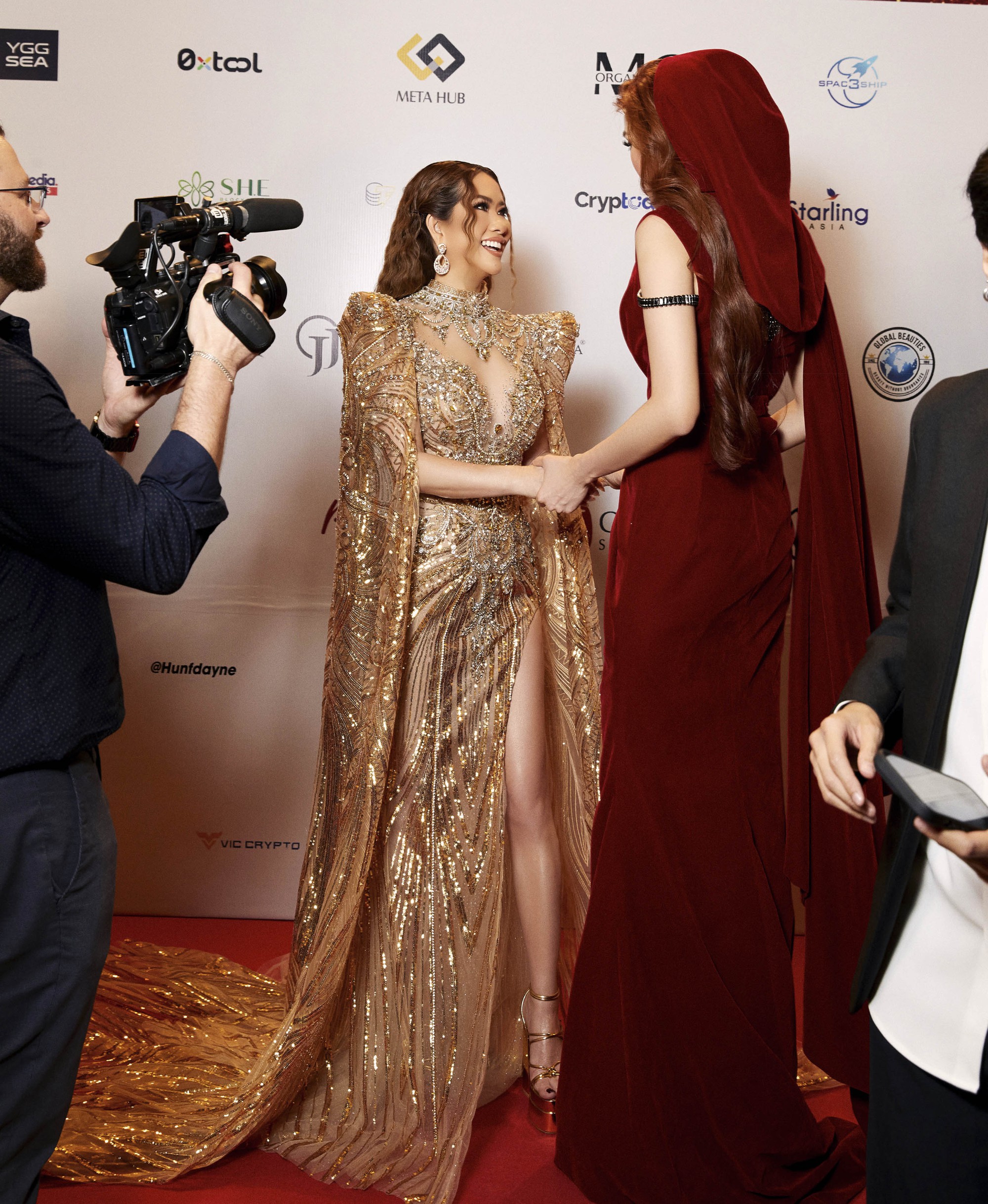 Nữ tỉ phú Mimi Morris diện váy 1 tỉ đồng làm giám khảo Miss Charm