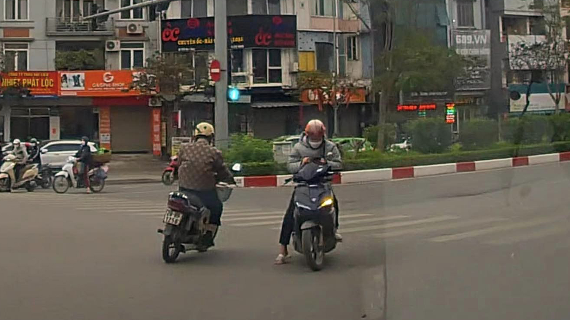 ‘Bó tay’ thanh niên vô tư dừng xe máy giữa ngã ba để… bấm điện thoại