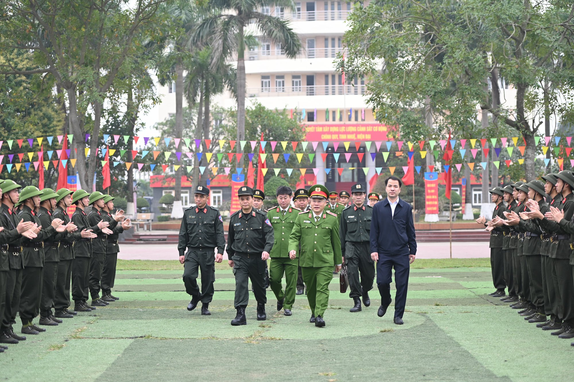 Hơn 15.000 tân binh trồng cây xanh, bước vào khóa huấn luyện
