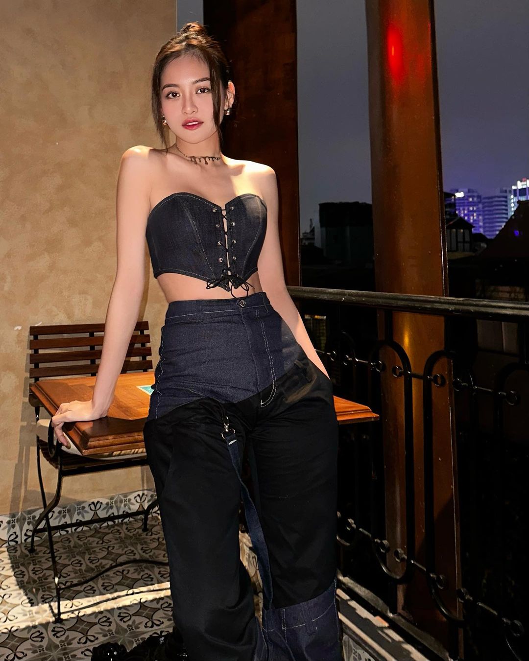 Thuỳ Anh trong “Đừng nói khi yêu” lên phim kín đáo, ra phố khoe visual cực cháy