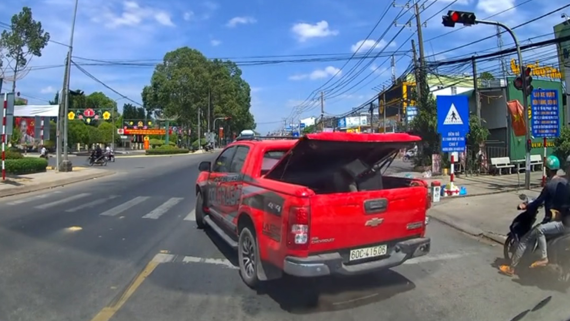 Phẫn Nộ Xe Bán Tải Ngang Ngược Dừng đèn đỏ ‘cướp đường Người đi Bộ