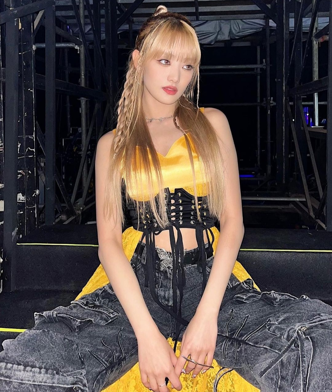 Sau tóc thẳng, những bím tóc tết siêu nhỏ được các idol xứ Hàn thích mê mẩn