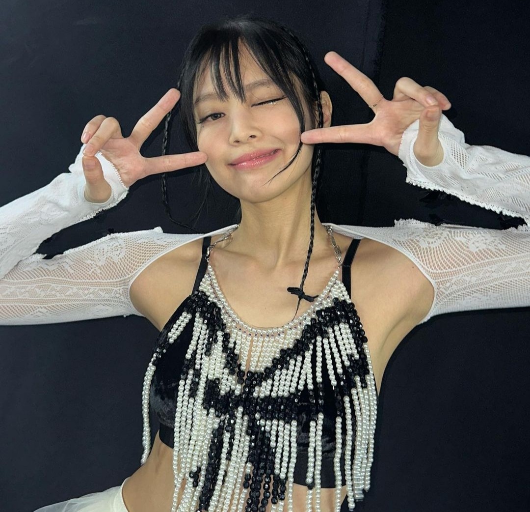 Sau tóc thẳng, những bím tóc tết siêu nhỏ được các idol xứ Hàn thích mê mẩn