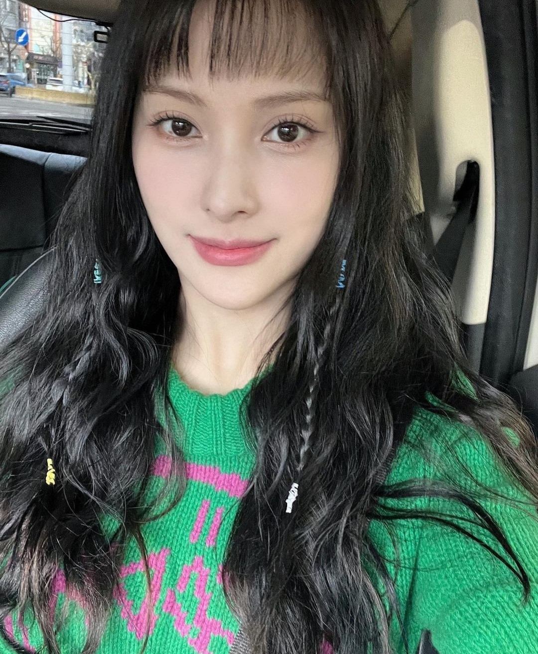 Sau tóc thẳng, những bím tóc tết siêu nhỏ được các idol xứ Hàn thích mê mẩn