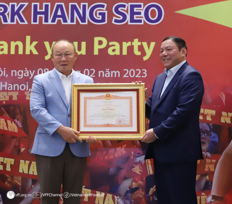 Thủ tướng tặng bằng khen cho HLV Park Hang-seo và trợ lý Lee Young-jin
