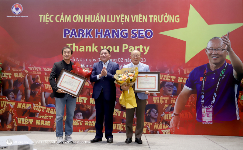 Thủ tướng tặng bằng khen cho HLV Park Hang-seo và trợ lý Lee Young-jin