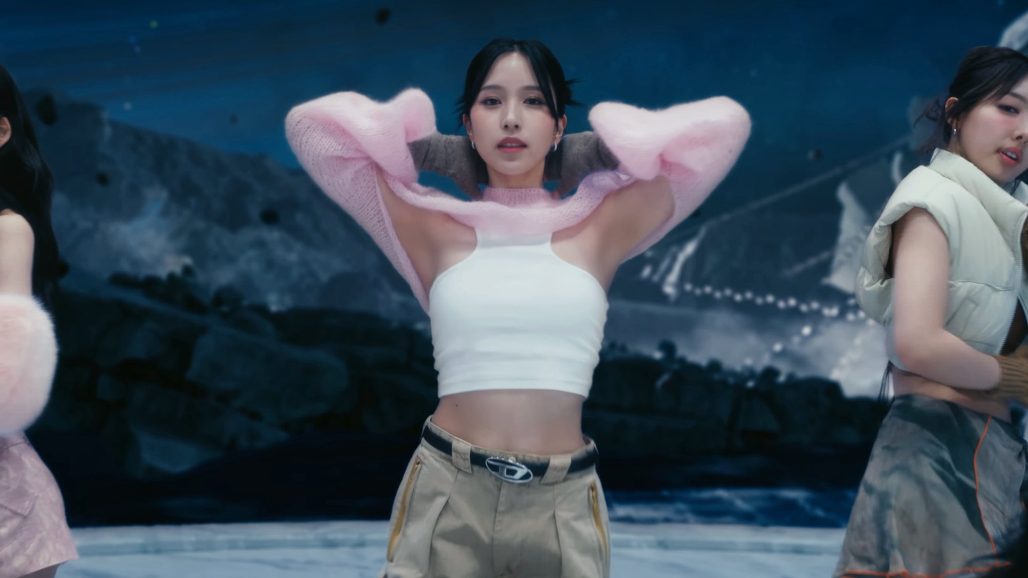 Hết bánh bèo, TWICE biến hoá từ quyến rũ đến cá tính trong MV mới