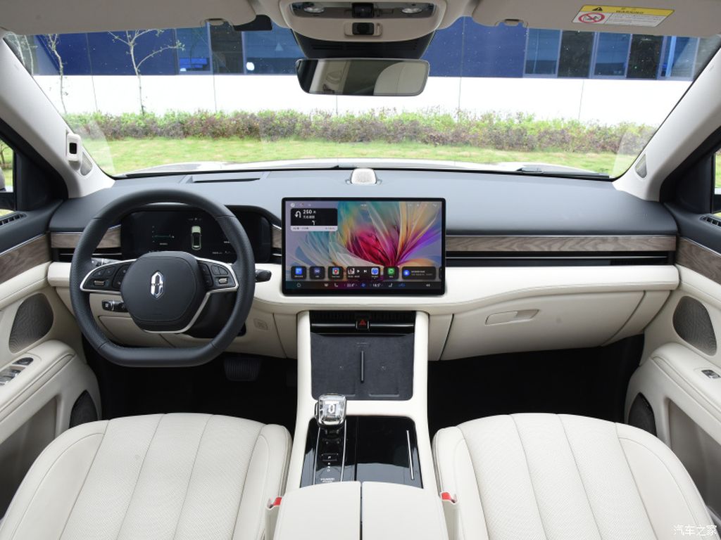 Ô tô điện Huawei Aito M7 'cõng' theo máy xăng để sạc pin