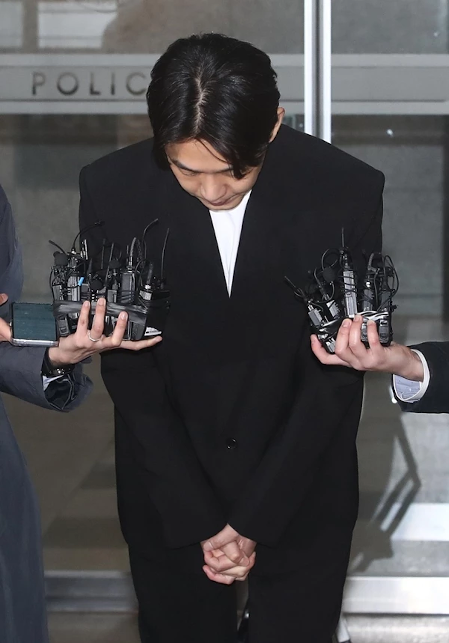 Yoo Ah In xin lỗi vì scandal chất cấm, 2 phim mới bị Netflix hoãn phát hành