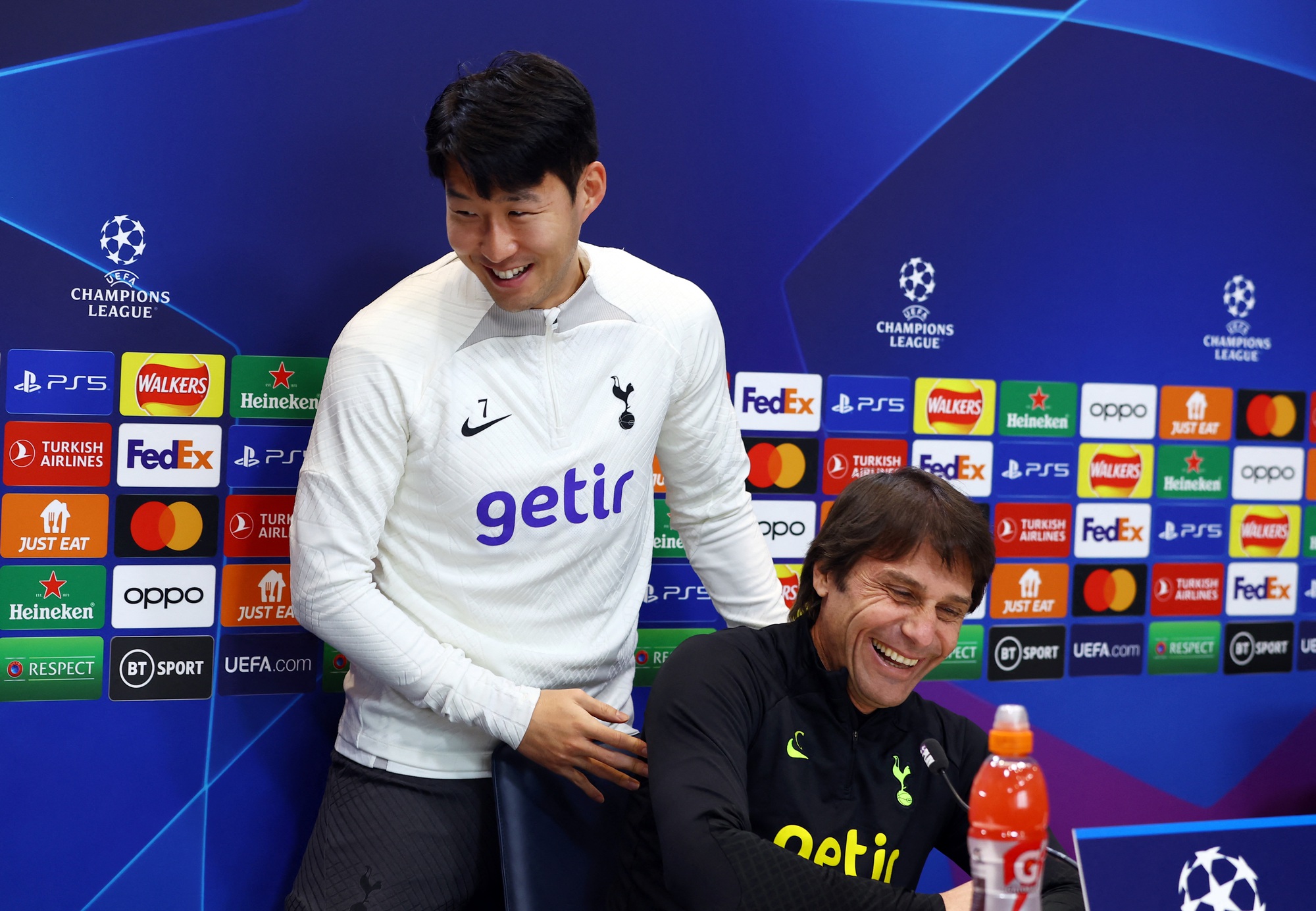 Tại sao Son Heung-min xin lỗi sau khi HLV Conte mất việc ở Tottenham?