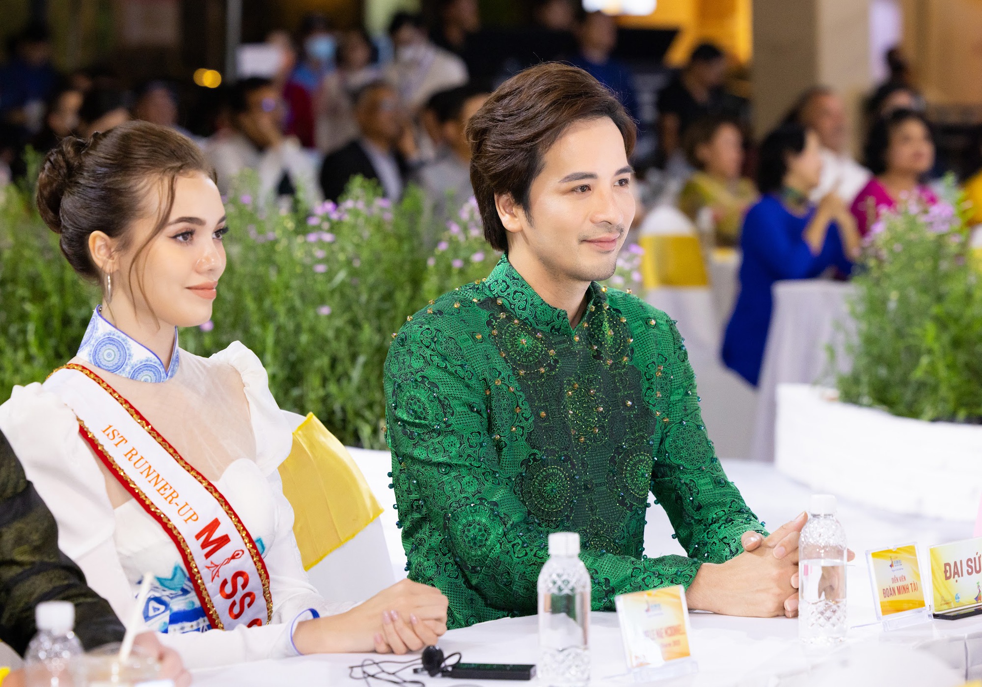 Đoàn Minh Tài khoe vẻ lịch lãm bên Á hậu Sắc đẹp Quốc tế