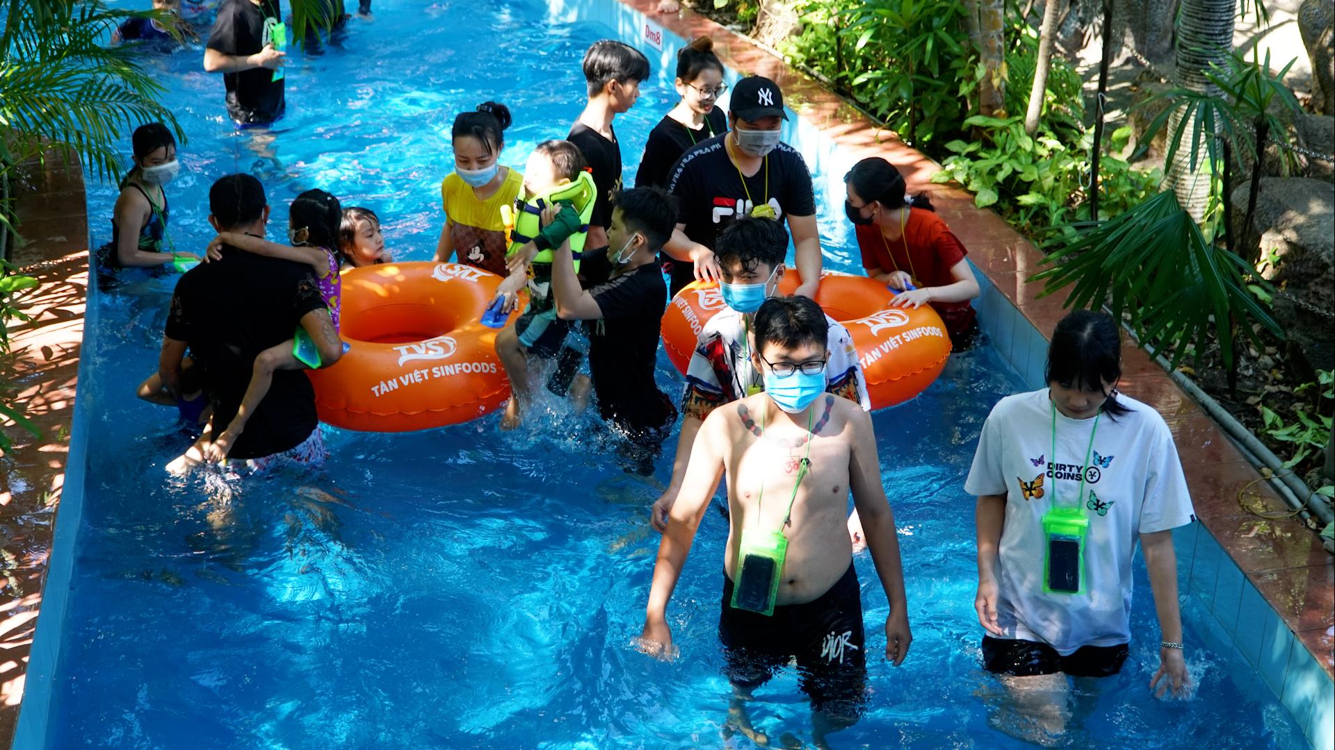 Khách du lịch bùng nổ giúp Đầm Sen bỏ túi hơn 100 tỉ tiền lãi