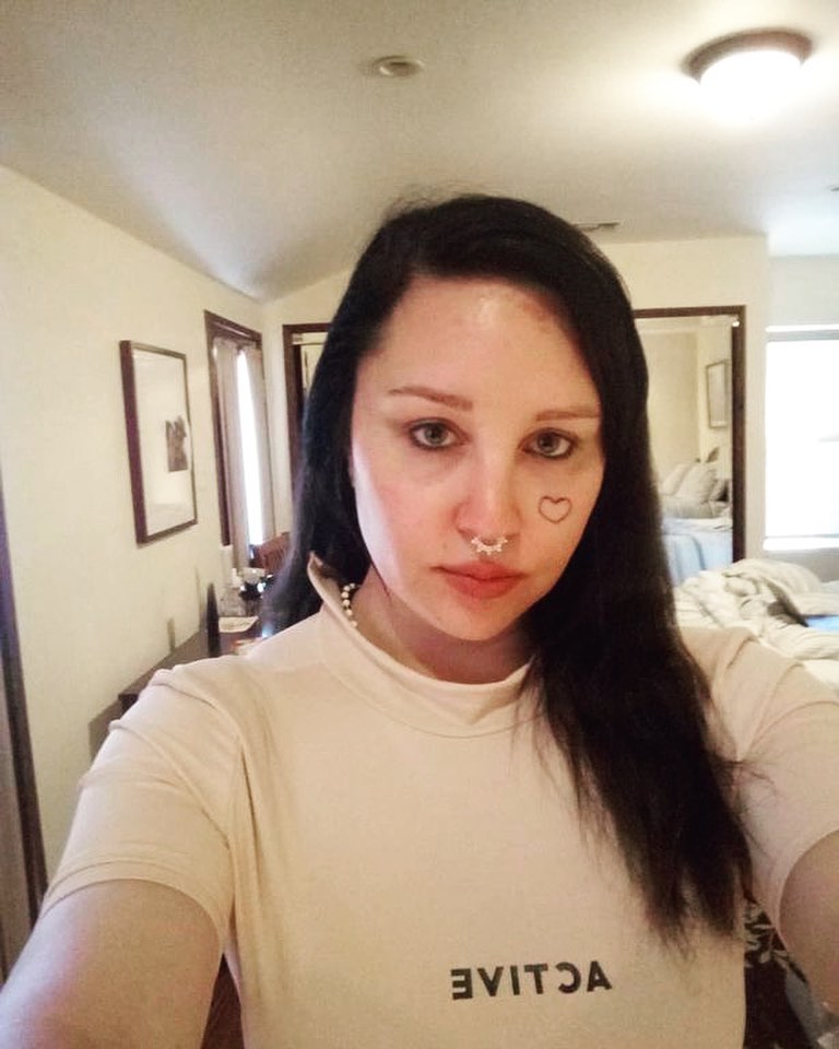 'Nữ hoàng phim teen' Mỹ ra sao sau vụ khỏa thân trên phố?