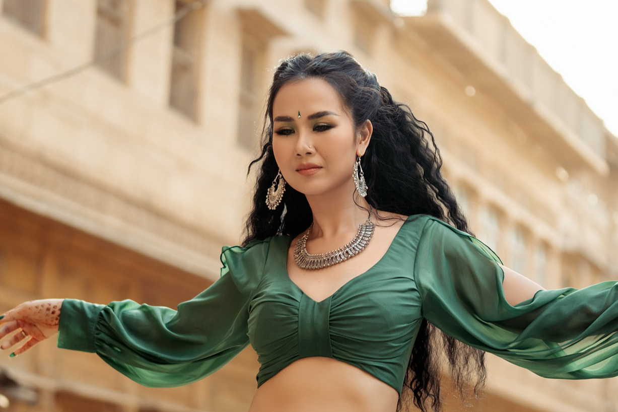 Chồng Ấn nói gì khi đầu tư 5 tỉ đồng cho Võ Hạ Trâm làm MV?