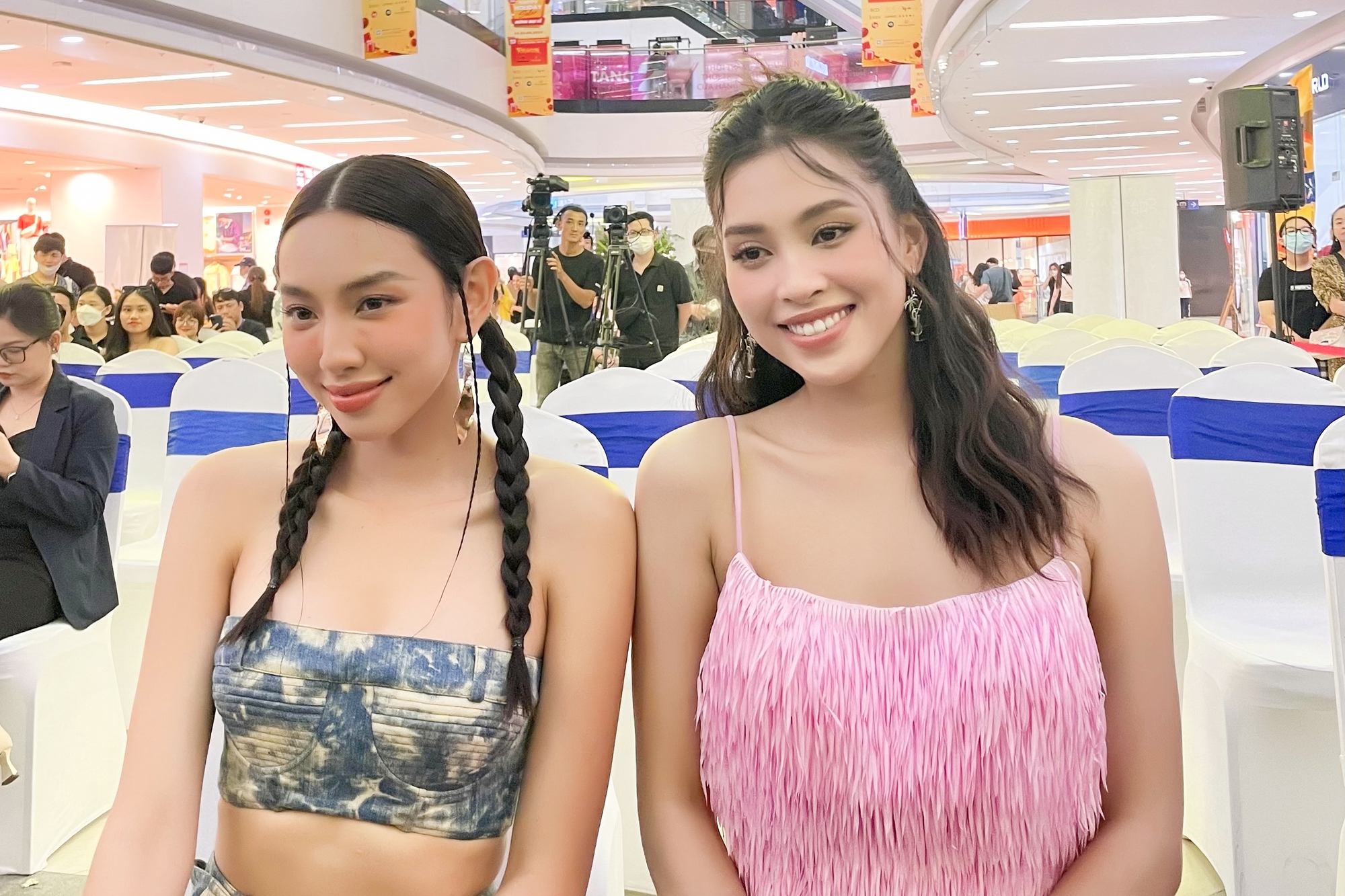 Hoa hậu Thùy Tiên, Tiểu Vy cởi giày chơi game giữa trung tâm thương mại