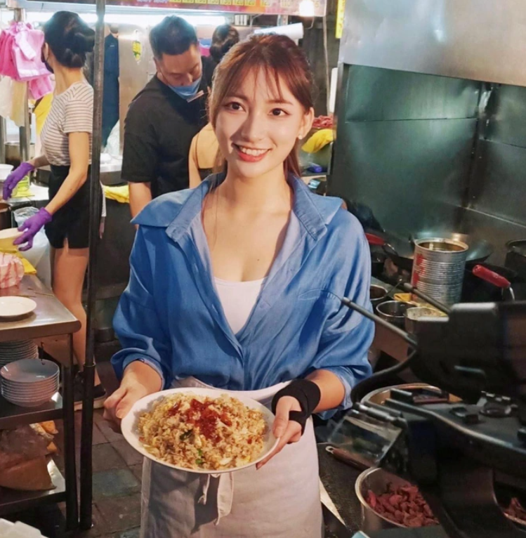 Hot Girl Bán Cơm Chiên Làm Nhiều Người Ngưỡng Mộ