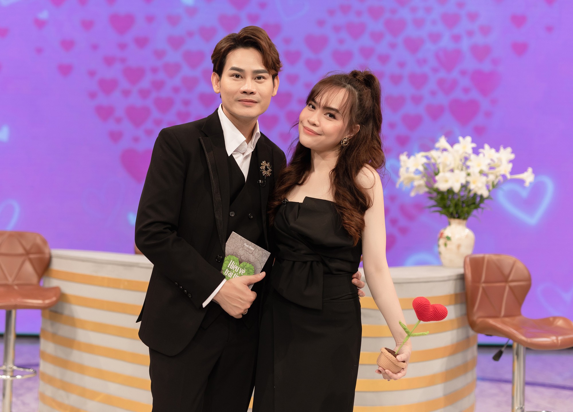 Hành trình một phần tư thế kỷ bên nhau của vợ chồng MC Hồng Phúc