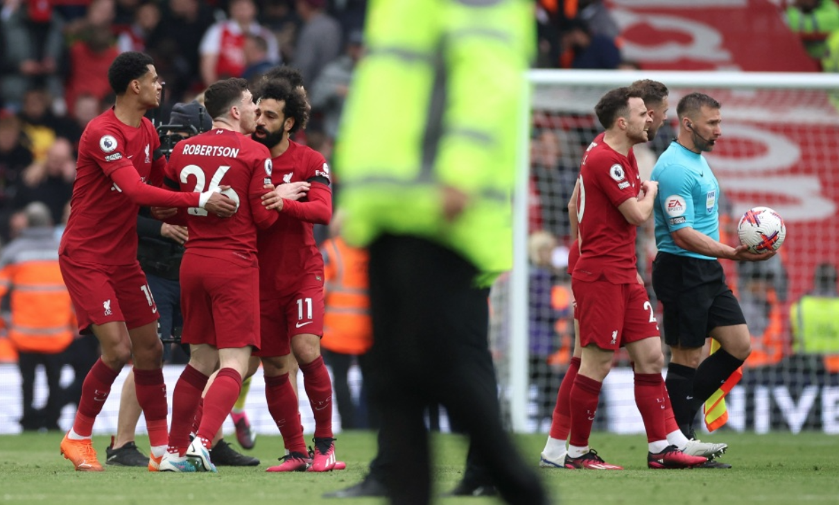 Điều tra vụ hậu vệ của Liverpool bị trợ lý trọng tài thúc cùi chỏ